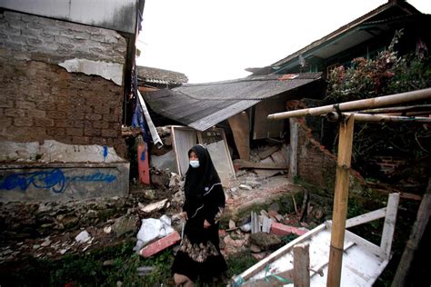 Earthquake Hits Indonesia Killing At Least 62 Injuring Hundreds