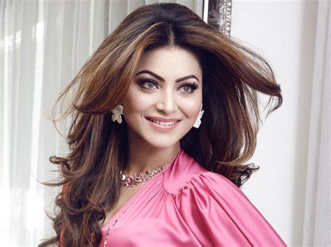 Urvashi Rautela Seriously Injured During Shooting शूटिंगदरम्यान