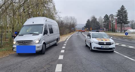 FOTO Prins pe DN în Vâlcea efectuând un transport public ilegal pe ruta Marea Britanie