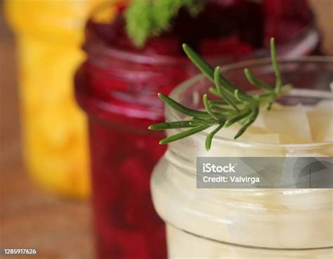 유리 항아리에 붉은 색 흰색 오렌지 사탕무를 절인 소박한 배경의 다양한 피클 0명에 대한 스톡 사진 및 기타 이미지 0명 가을 건강한 생활방식 Istock