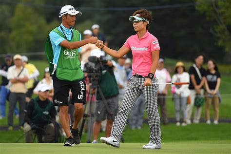 ゴルフ5所属プロと、喜びの記念撮影！｜jlpga｜日本女子プロゴルフ協会