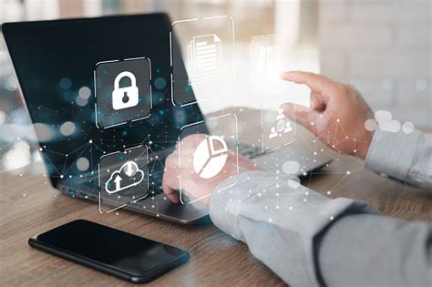 노트북을 사용하여 문서 관리 N 가상 화면 개념 및 사무실에서 작업하는 사업가 온라인 문서 데이터베이스 및 디지털 파일 저장 시스템 기록 보관 데이터베이스 기술 가상현실에