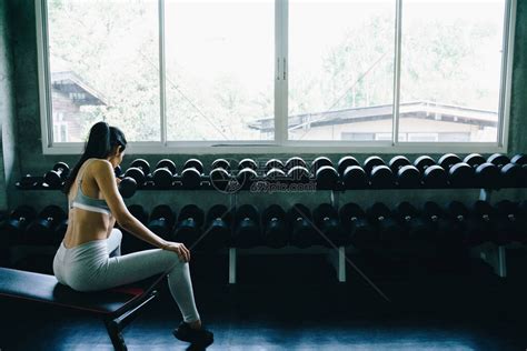 健身中提高哑铃重量的健康妇女高清图片下载 正版图片504510012 摄图网