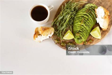 아보카도 빵 완두콩 콩나물 라임 페스토 및 커피로 아침 식사가 있습니다 0명에 대한 스톡 사진 및 기타 이미지 0명 건강한