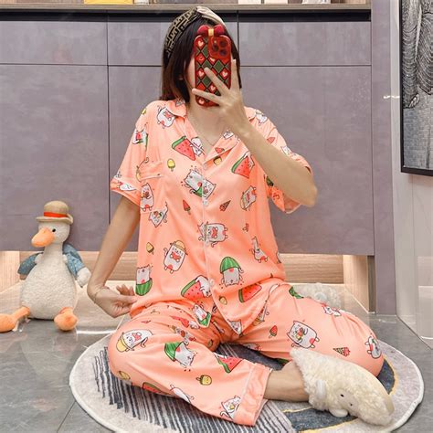 ชุดนอน เสื้อแขนสั้น กางเกงขายาว คอตต้อนผสมการ์ตูน ผ้านิ่มมาก กระดุมหน้าคอปก ฟรีไซซ์ Fl