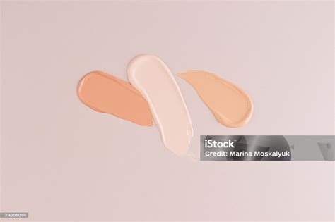 베이지색 배경에 다른 톤의 액체 파운데이션 파우더 샘플 평면도 제품 디자인을 위한 레이아웃 복사 공간입니다 모형 갈색에 대한 스톡 사진 및 기타 이미지 Istock