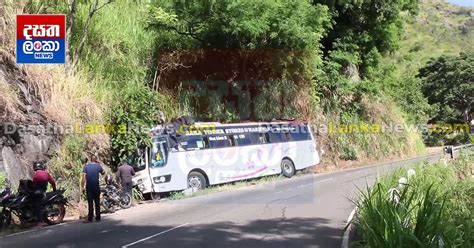රාවණා ඇල්ල මාර්ගයේ දී අධි සුඛෝපභෝගී බස් රියක් අනතුරකට ලක් වෙයි