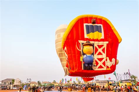 나콘 Ratchasima 태국 2020년 2월 1일 국제 풍선 재미 축제 2020에서 열기구축제의 축제에 여름 날 저녁에 가스