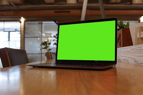 Mockup Laptop Layar Hijau Berdiri Di Meja Di Kantor Foto Stok Unduh