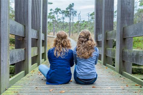 Filles S Asseyant Sur Le Banc En Bois Dans Des Livres De Lecture De