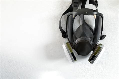 Pm25 배너를 중지합니다 클로즈업 호흡보호구 마스크 산업용 카트리지 필터 백색 벽돌 벽에 먼지 안전 화학 물질을 소프트 포커스와 배경의 빛 위에 0명에 대한 스톡 사진 및