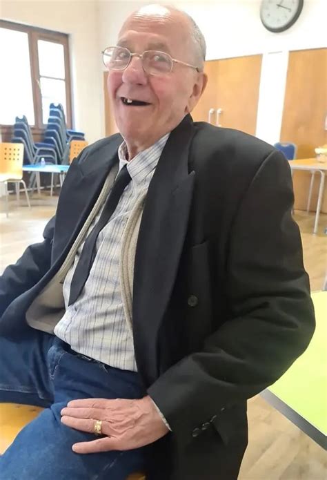 Abuelito Con Alzhéimer Recuerda Cuando Escucha Su Música Favorita