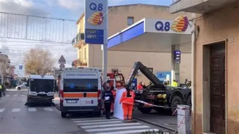 Fatale Incidente Alla Stazione Di Servizio Donna Travolta Da Un Camion