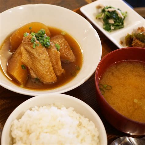 大根と手羽先のこっくり煮、お出ししておりますが派手な周りのメニューに押されて、あんまりオーダーいただけないのです！ 夜ならこの煮物に惣菜3品