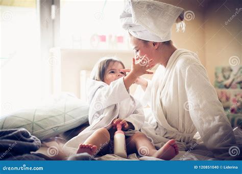 Spielen Nach Bad Mutter Und Tochter Stockfoto Bild von kind mädchen
