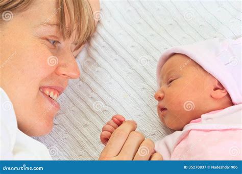 Madre Che Gode Del Tempo Con La Figlia Neonata Immagine Stock Immagine Di Adorabile Maternit