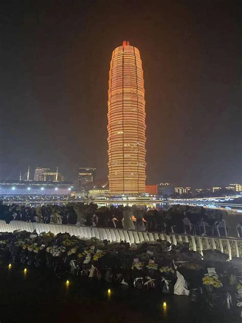 河南郑州：民众自发悼念李克强