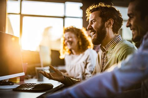 쾌활 한 프로그래머는 사무실에서 데스크톱 Pc에서 작업 하는 동안 재미 사무실에 대한 스톡 사진 및 기타 이미지 사무실 재미 비즈니스 Istock