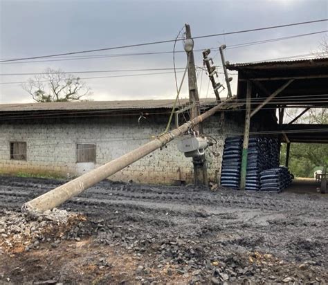 Veículo colide em poste e deixa moradores sem luz em Pouso Redondo e