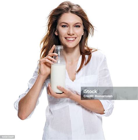 Bahagia Wanita Cantik Dengan Botol Susu Terisolasi Di Atas Putih Foto