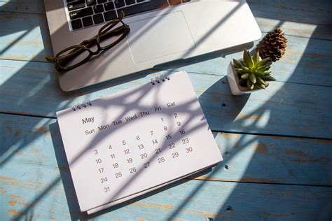 2021 달력 책상 테이블에 배치 플래너가 나무 사무실 테이블에서 각각 날짜 월 및 연도마다 관리 관리 일정을 계획하는 데스크톱 캘린더 및 노트북 계획에 대한 스톡 사진 및