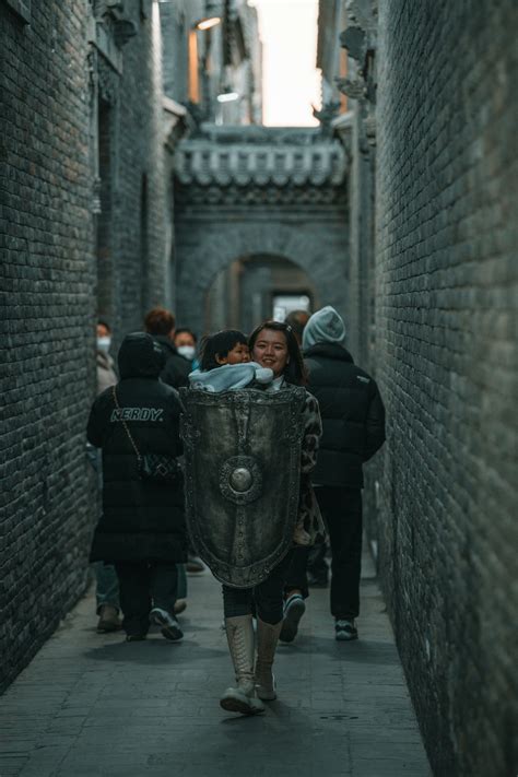 좁은 골목길을 걷고 있는 한 무리의 사람들 사진 Unsplash의 무료 진양의 고대 도시 이미지