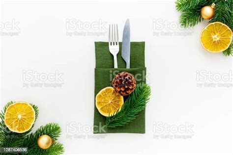 흰색 배경에 전나무 나무가있는 크리스마스 테이블 설정 0명에 대한 스톡 사진 및 기타 이미지 0명 공휴일 금 금속