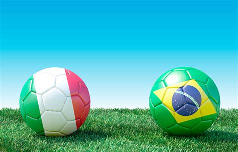 녹색 잔디에 플래그 색상에 두 개의 축구 공 이탈리아와 브라질 브라질에 대한 스톡 사진 및 기타 이미지 브라질 이탈리아