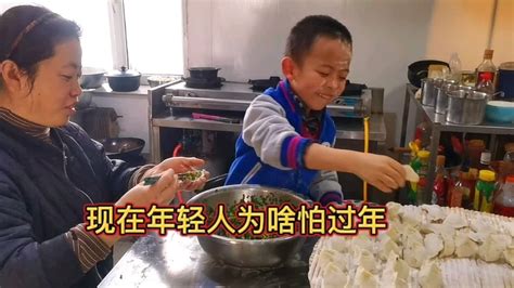 45岁老母亲带7岁儿子生活，娘俩生活虽然苦但很快乐 Youtube