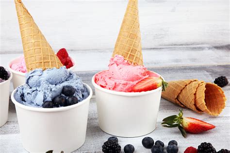 소박한 배경에 블루 베리 딸기 블랙 베리 설정아이스크림의 다양한 맛 여름과 달콤한 딸기 얼음 개념입니다 0명에 대한 스톡 사진 및 기타 이미지 Istock