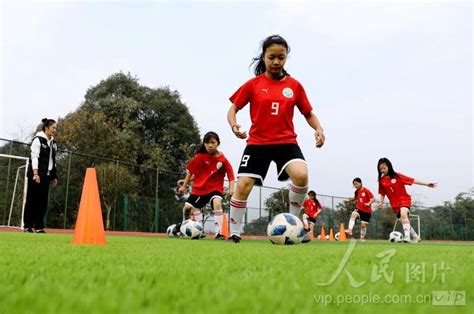 四川泸州山里娃的足球梦 人民图片网