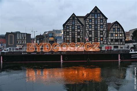 Bydgoszcz zaświeciła w centrum miasta Powstał napis na Barce Lemara