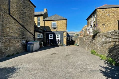 High Street Herne Bay 2 Bed Semi Detached House 850 Pcm 196 Pw