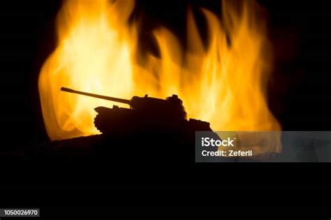 전쟁 개념입니다 전쟁 안개 하늘에 현장 싸움 군 실루엣 배경 밤에 구름 스카이 라인 아래 세계 전쟁 독일 탱크 실루엣 공격 장면입니다 기갑된 차량입니다 탱크 전투 공격성에