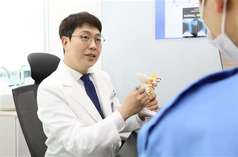거북목증후군 목과 어깨 통증 유발해방치하면 목디스크로 악화될 수 있어