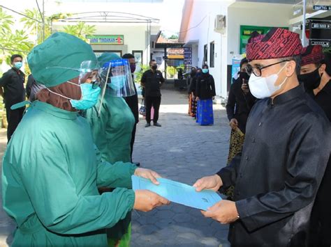 Banyuwangi Serahkan Insentif Tenaga Kesehatan Tagar