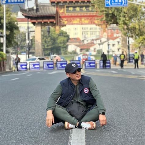 Б Лхагвасүрэн Эмэгтэй хүнийг хайрлаад байвал өнгө ордог Хайрлаад байвал ухаан суудаг амьтан