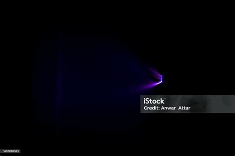 고전압으로 인한 두 전극 사이의 코로나 방전 효과 전기 아크 및 공기 이온화 개념 0명에 대한 스톡 사진 및 기타 이미지 0