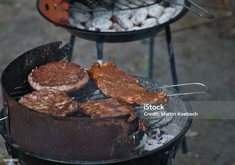 석탄 화격자 및 고기로 그릴 그릴에 준비 할 때 치즈가 들어간 햄버거 0명에 대한 스톡 사진 및 기타 이미지 0명 고기