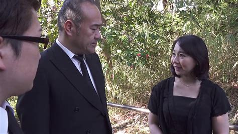 身近な女 一緒に暮らしていた息子の嫁が未亡人に 成宮いろは アダルト動画 ソクミル