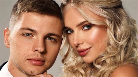 Футбольний кремінь закоханий гравець збірної України позує з красунею у коротесенькій сукні