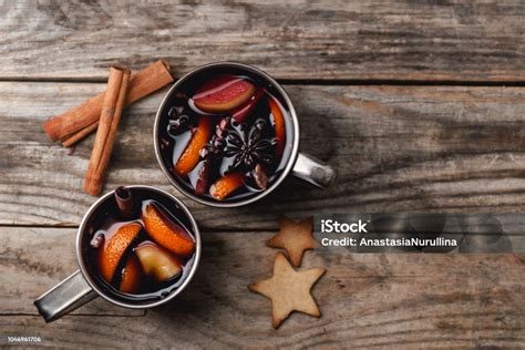 애플 오렌지 카 다 몬 계 피 아니 스 꿀 Mulled 와인 금속 머그컵에 제공 됩니다 겨울 분위기입니다 강림절에 대한 스톡