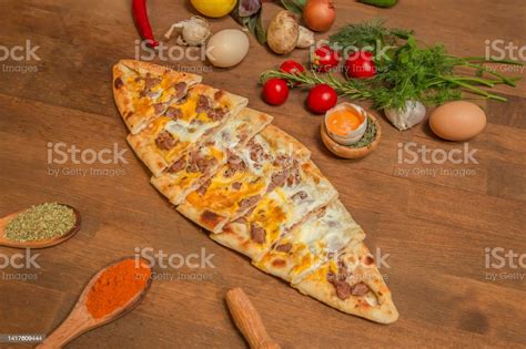 입방체 고기와 달걀 스톡 사진이있는 전통적인 터키 음식 피타 번 빵에 대한 스톡 사진 및 기타 이미지 번 빵 피자 0명