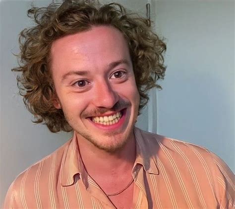 Joseph Quinn With The Long Hair In 2022 Beautiful Joe Quinn Joseph