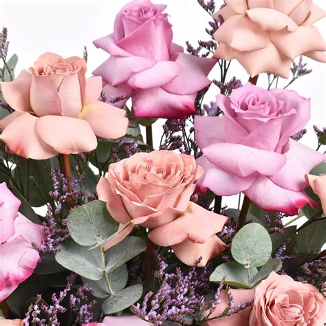 توصيل سريع باقة ورد لون كابتشينو ووردي مع ليمونيوم في بوكس اطلب أونلاين