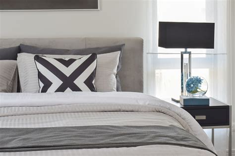 검은 그늘 현대 클래식 스타일 침대 머리 맡 테이블에 램프를 읽고 0명에 대한 스톡 사진 및 기타 이미지 0명 가구 가정