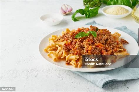 다진 고기와 토마토 소스를 곁들인 파스타 볼로네즈 캠파넬 고기에 대한 스톡 사진 및 기타 이미지 고기 파스타 0명 Istock