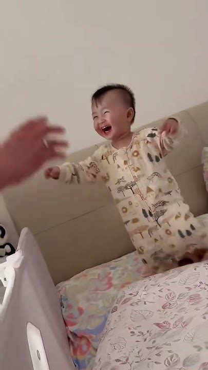 爸爸出差几天回来，把宝宝激动坏了 小人精 小屁孩 萌娃日常 Youtube