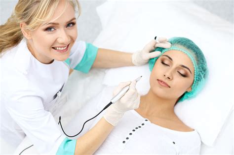 전문 미용사 여자 얼굴에서 눈 썹 문신을 하 고입니다 뷰티 살롱 근접 촬영에서에서 영구이 마 메이크업입니다 미용 치료 건강관리와 의술에 대한 스톡 사진 및 기타 이미지