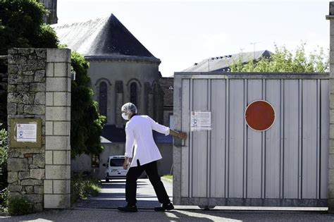 Prêtre Tué En Vendée Lheure Du Recueillement à Saint Laurent Sur